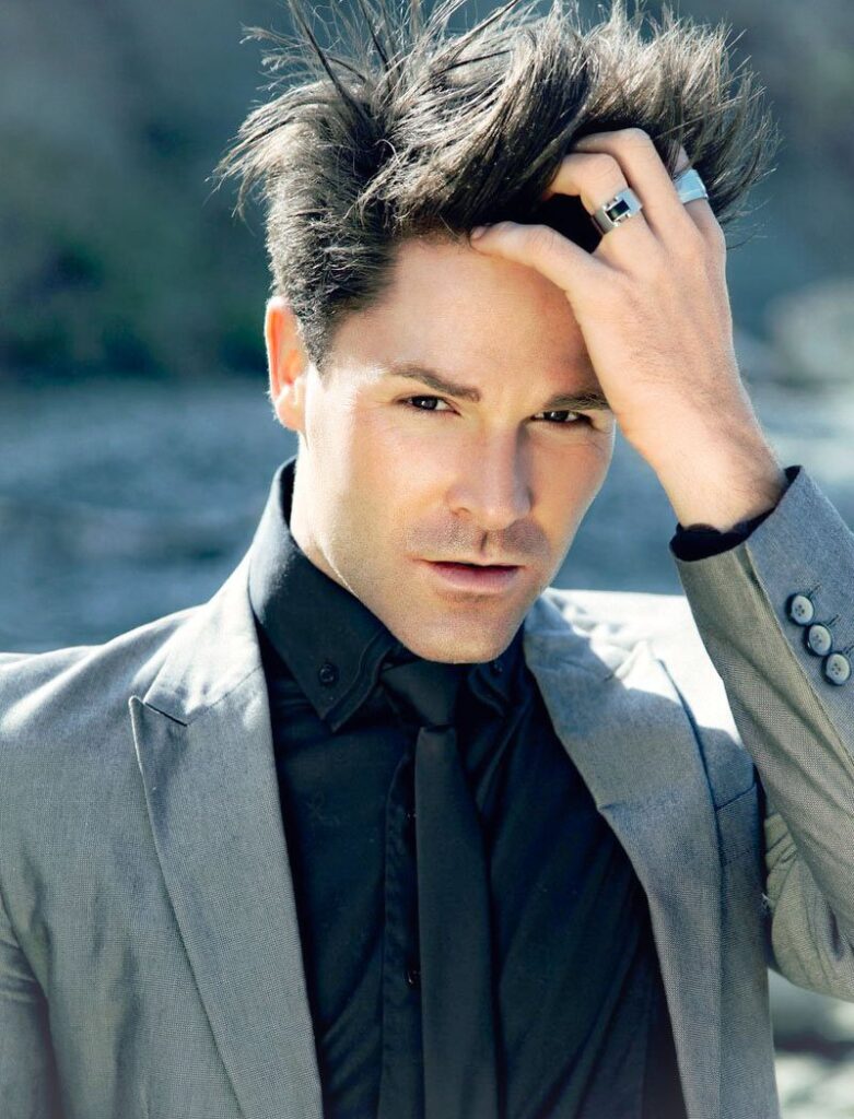 Pevec Sebastian se pred ponorelim svetom umakne - Slovenia Shop