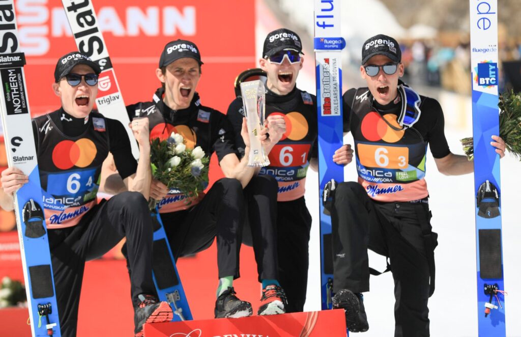 Žiga Jelar, Peter Prevc, Timi Zajc in Anže Lanišek zmagovalci ekipne ...